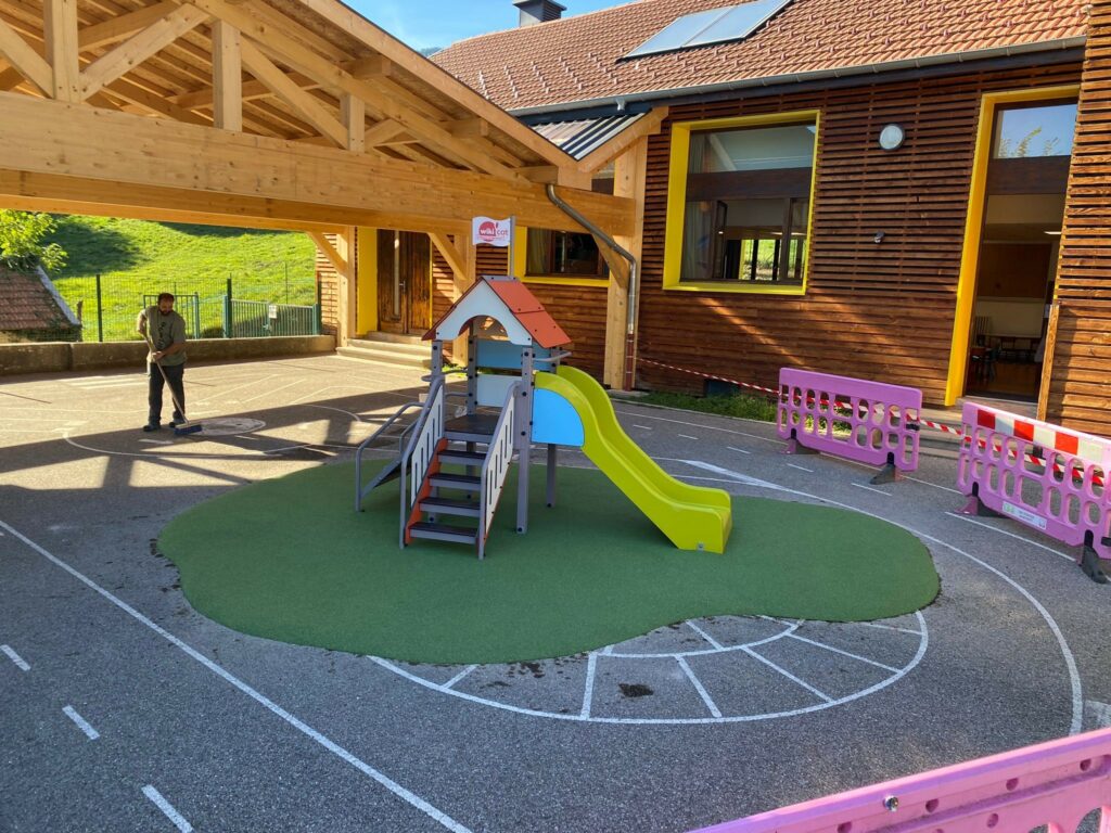 Structure de jeux extérieure WikiCat en école maternelle - Kidea Concept